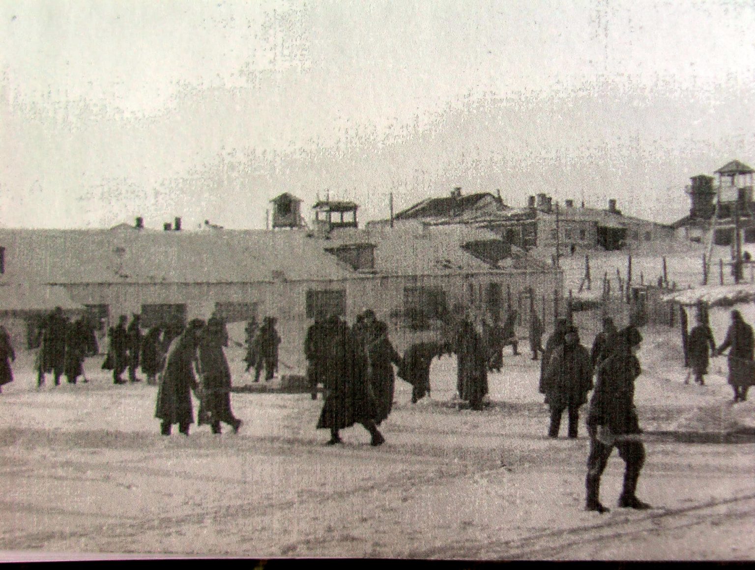 Imagini inedite cu românii din lagărul NKVD de la Karaganda, unde era ...