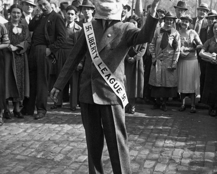 Zvastica a fost la un pas să pună gheara pe America 1933, anul când ...