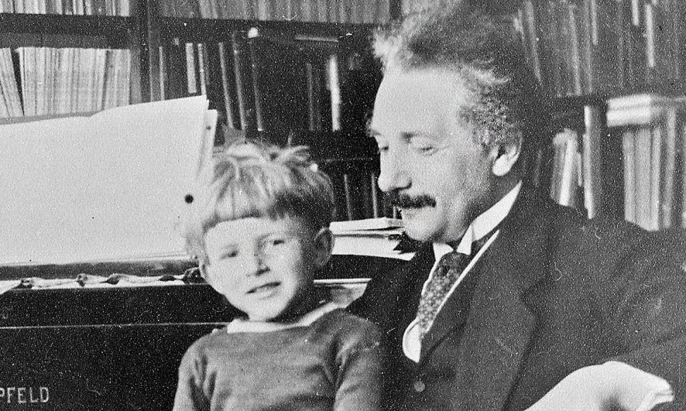 Blestemul fiului nebun al lui Einstein - Evenimentul Istoric