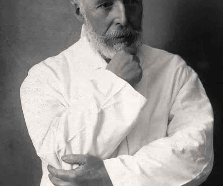 Și-a infectat cu lepră asistentele medicale și pacienți în numele ...