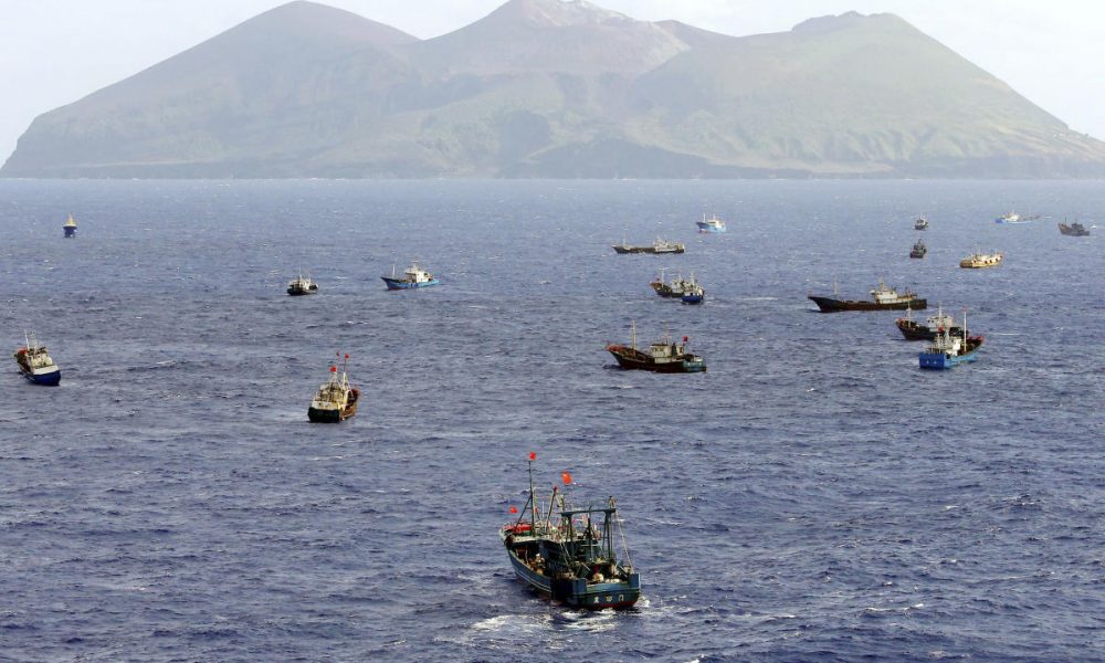 China folosește o flotă invizibilă de bărci de pescuit și feriboturi ...